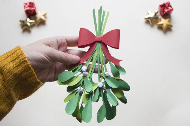 PAPER MISTLETOE - Christmas Twist